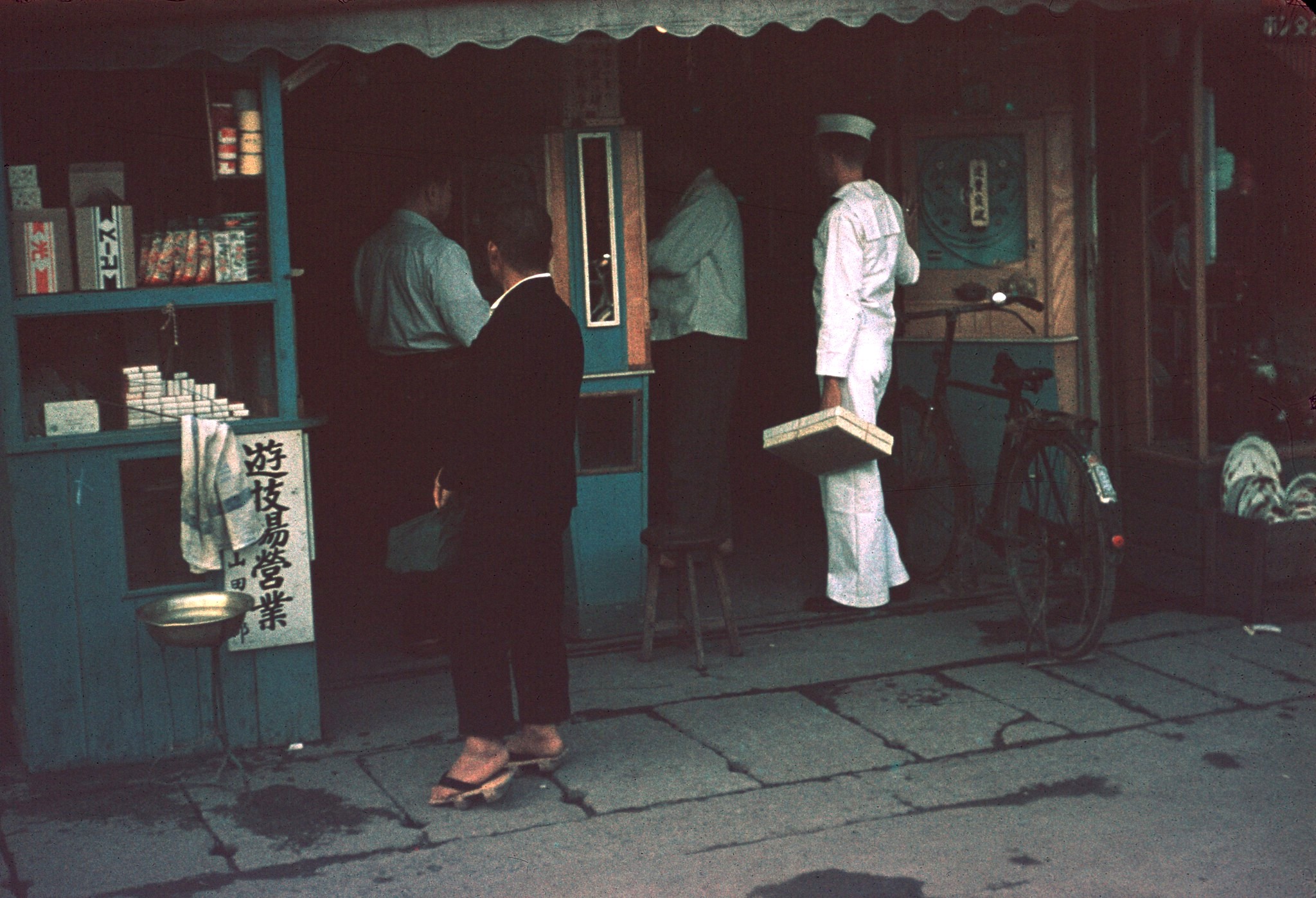 50 Amazing Color Photographs That Capture Everyday Life in Japan From ...