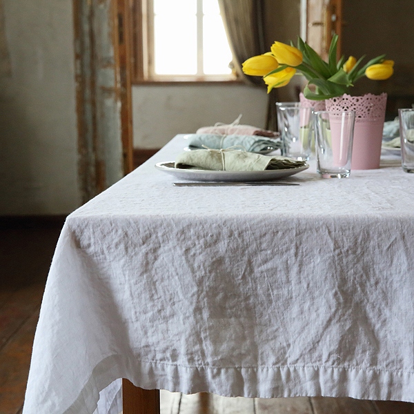 Tablecloths: Yay or Nay for Home Staging? | DIY Home Staging Tips