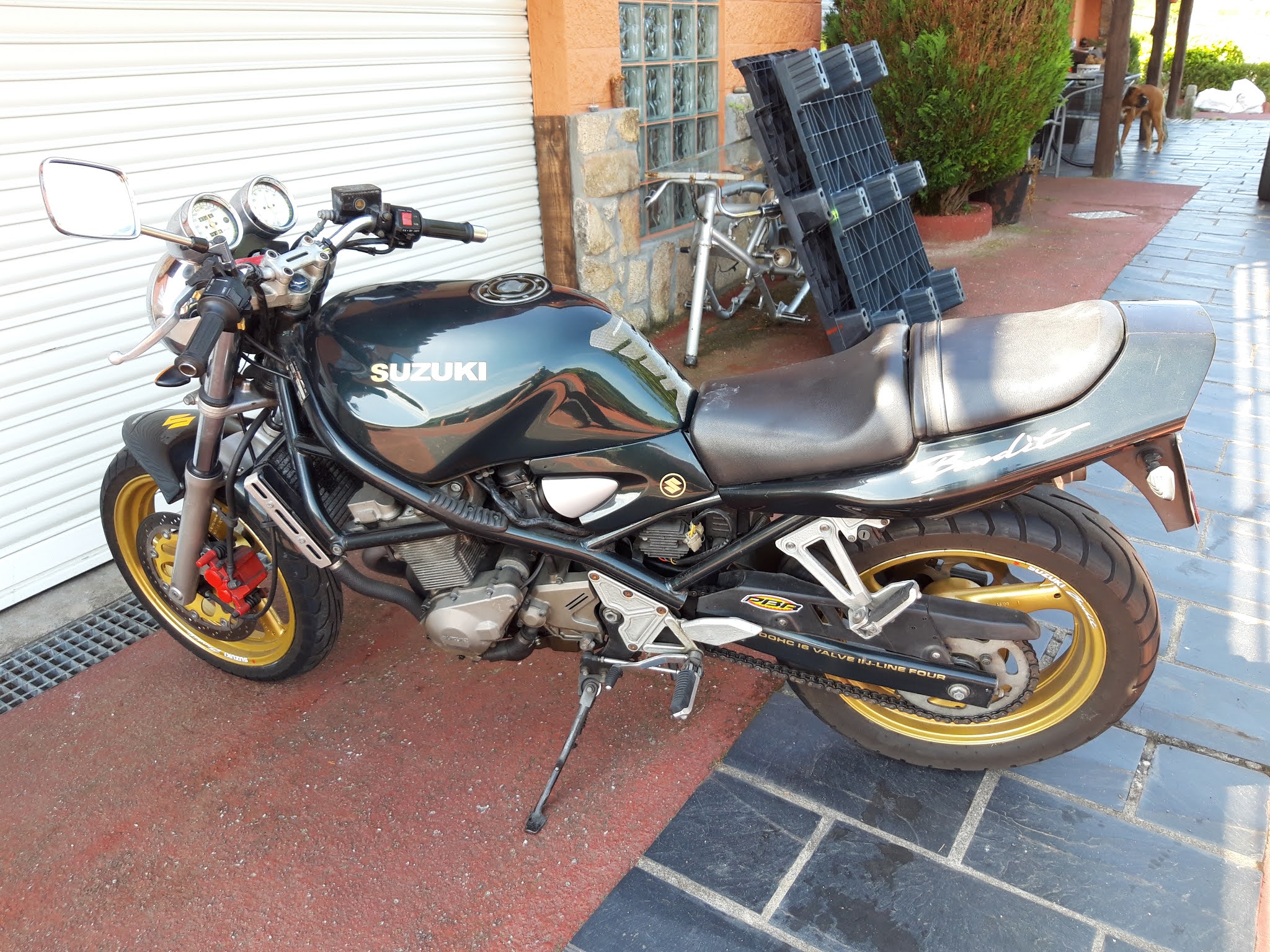 BANDIT 400 PASADA A CAFÉ RACER.