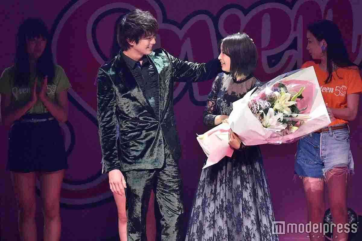 Mackenyu Surprises Suzu Hirose At SEVENTEEN Graduation