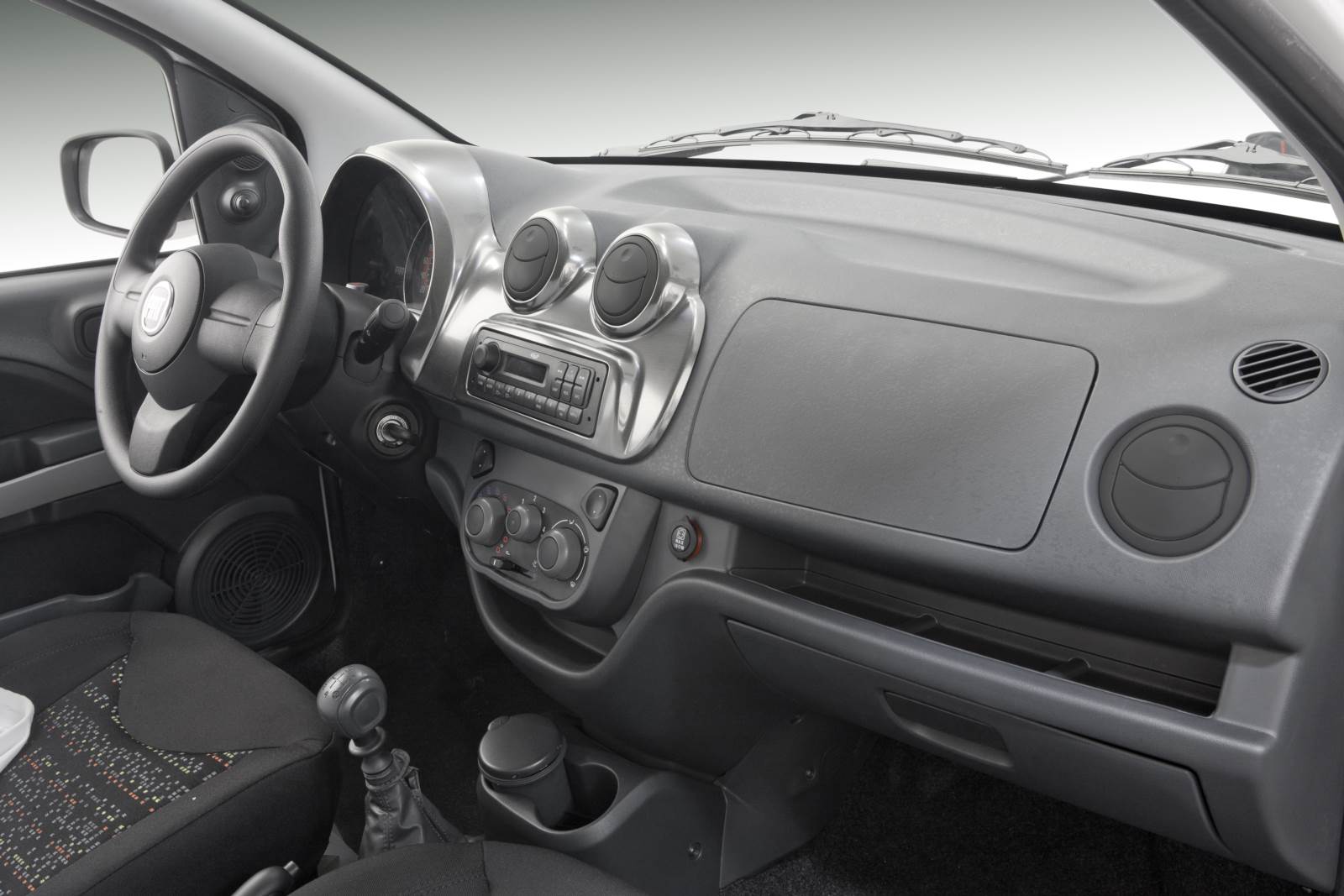 Fiat Uno Vivace 1.0 2015 mantém estética e interior inalterados