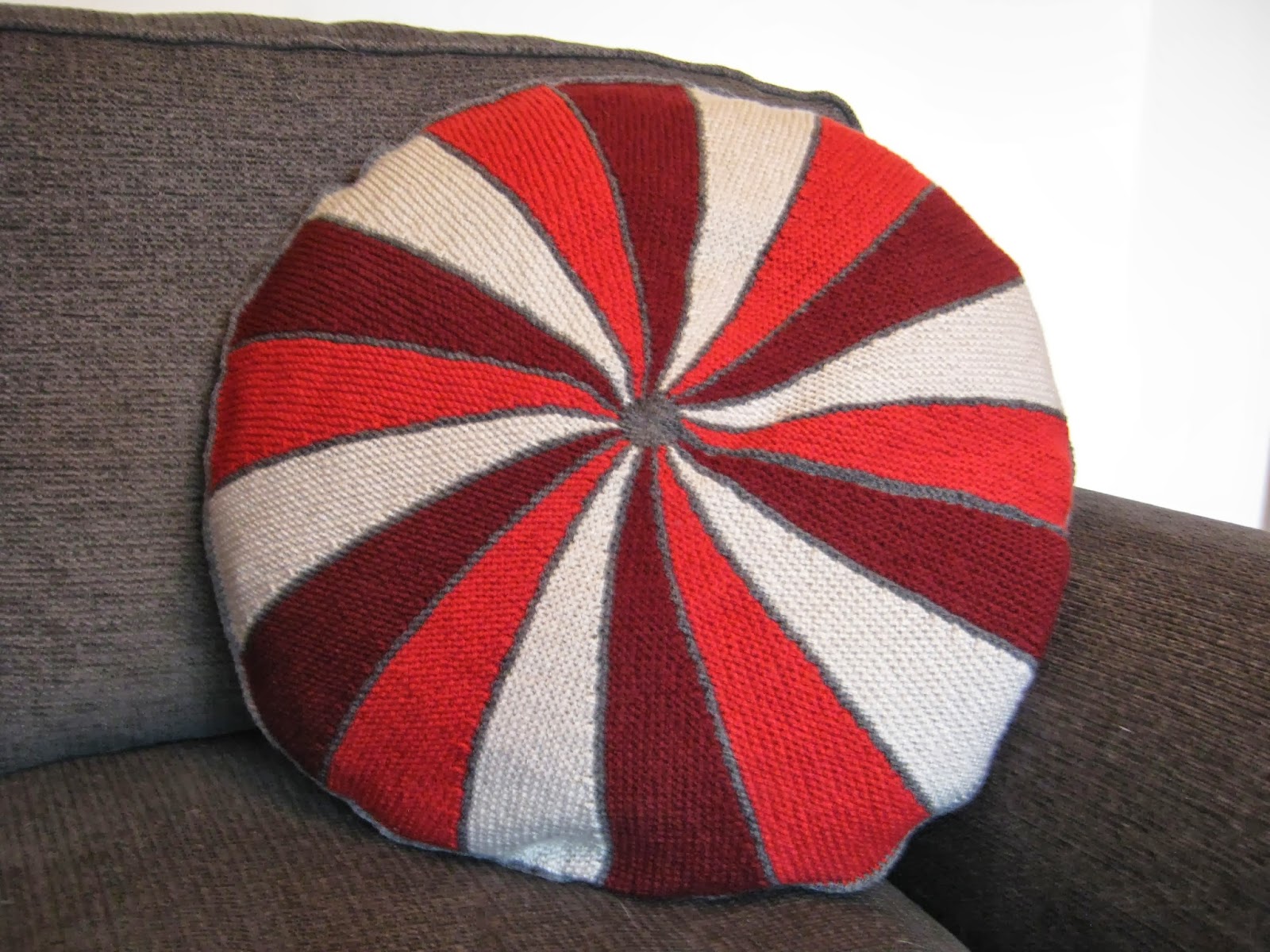 Sixties Spirit: Vintage-style round striped cushions