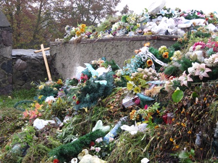 Deformutilation: Cemetery trash