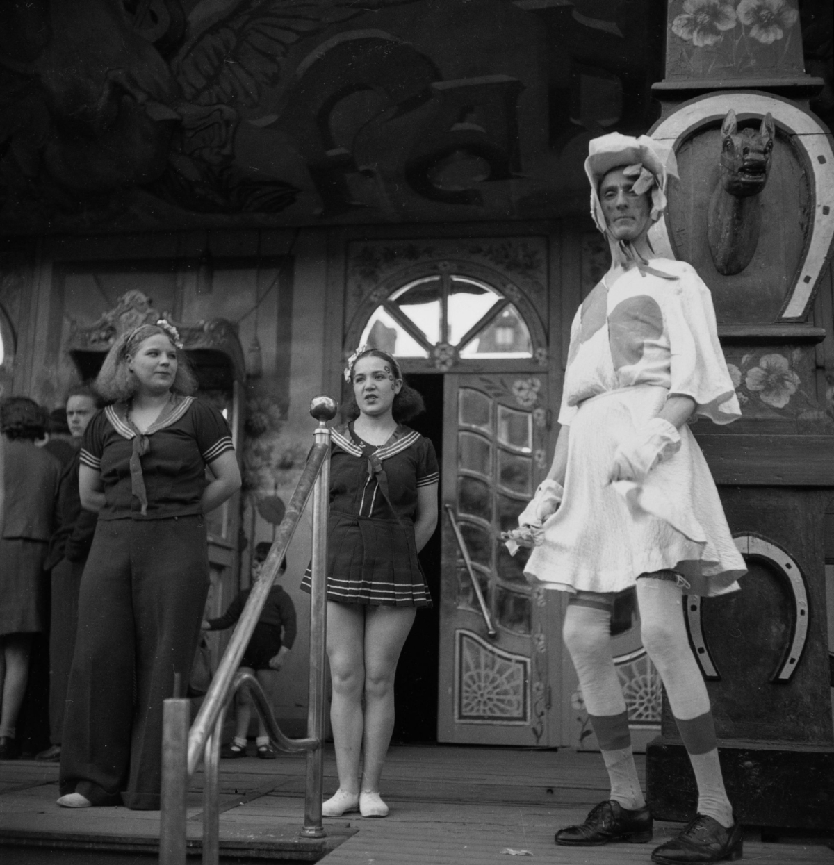 30 Vintage Photographs Capture Scenes at a Fun Fair in Paris, 1935 ...