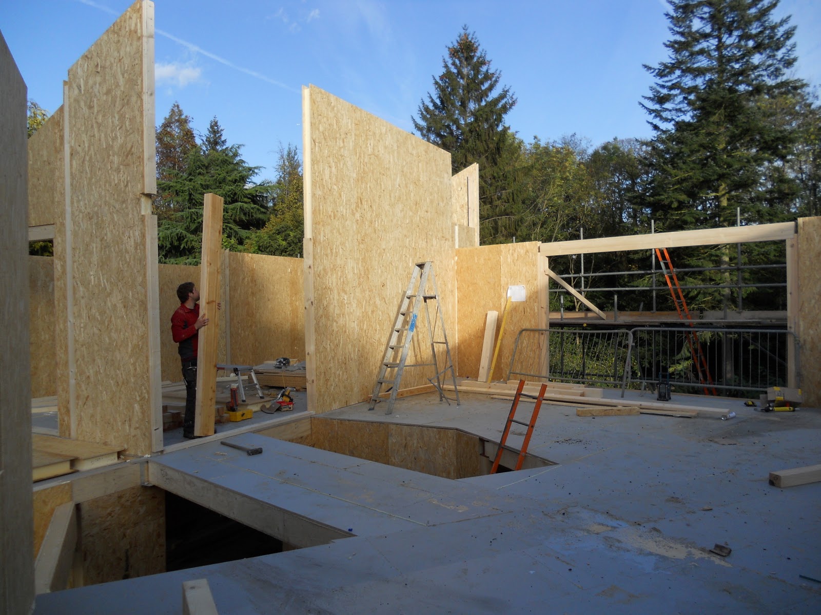 Modern House Build In Surrey: Day 119 - First floor walls near completion