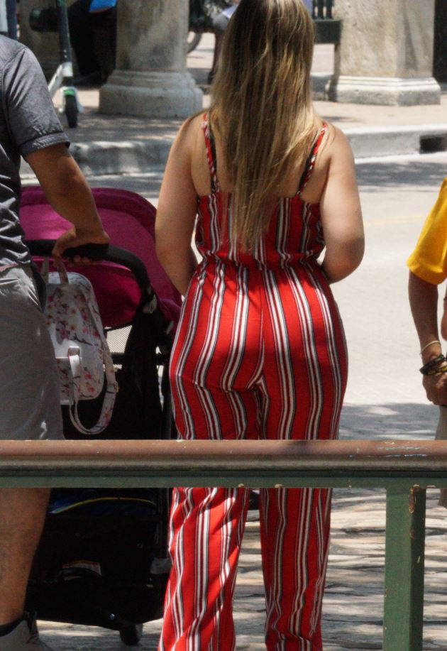 Chava caderas anchas en ropa entallada | Mujeres bellas en la calle