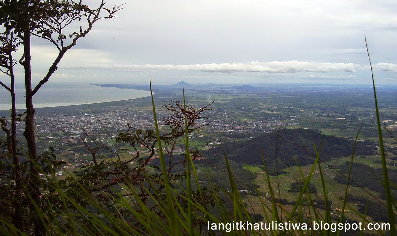 Mendaki Gunung Pasi Singkawang - BorneoScape
