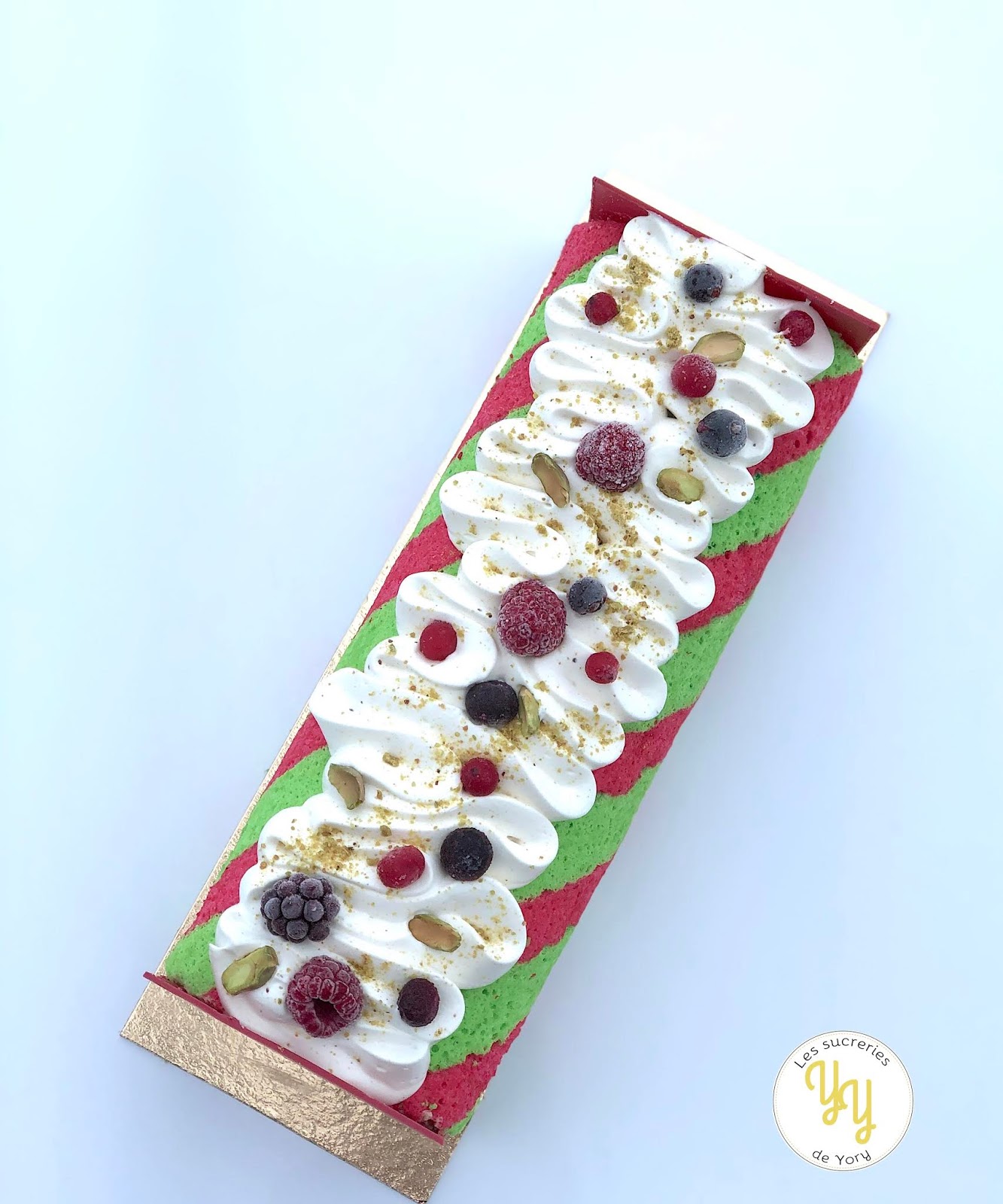Bûche torsade pistache fruits rouges