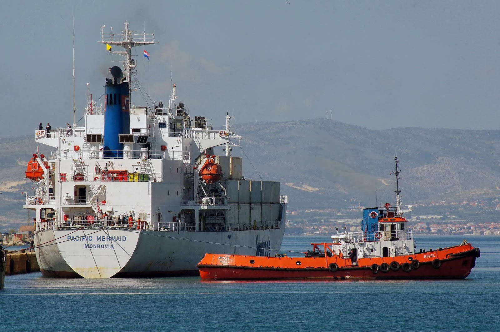 Ships in Split: Pacific Mermaid (reefer, 1992) IMO 9045924 Rigel (tug ...