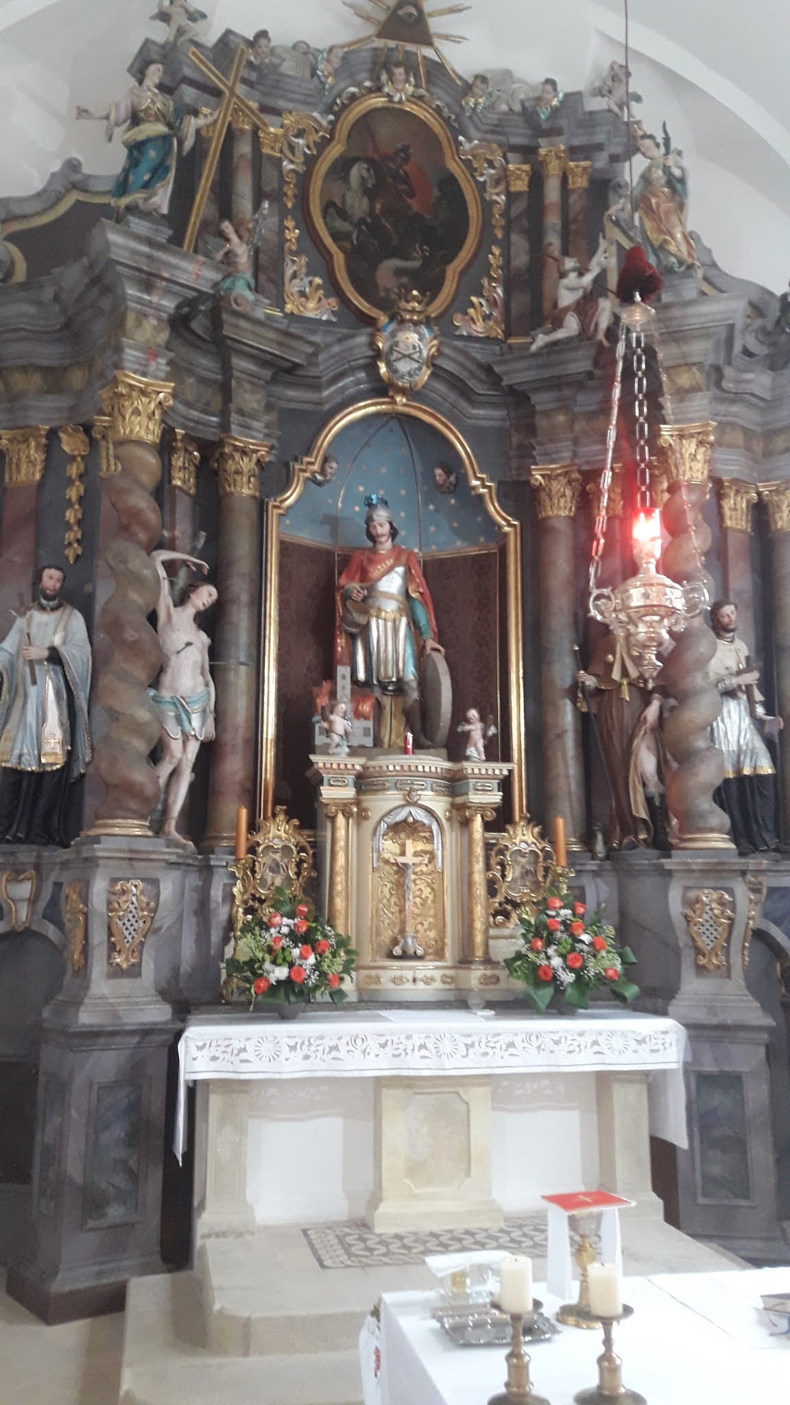 Sveti Florijan: Kip sv. Florijana na glavnom oltaru u crkvi Svetog ...