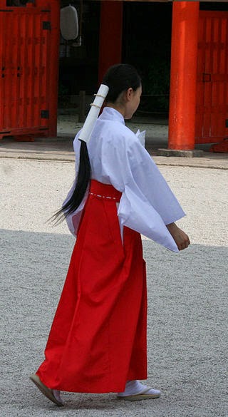 Japanese women shaman Miko / Hair and Yorishiro / Spiritual possession