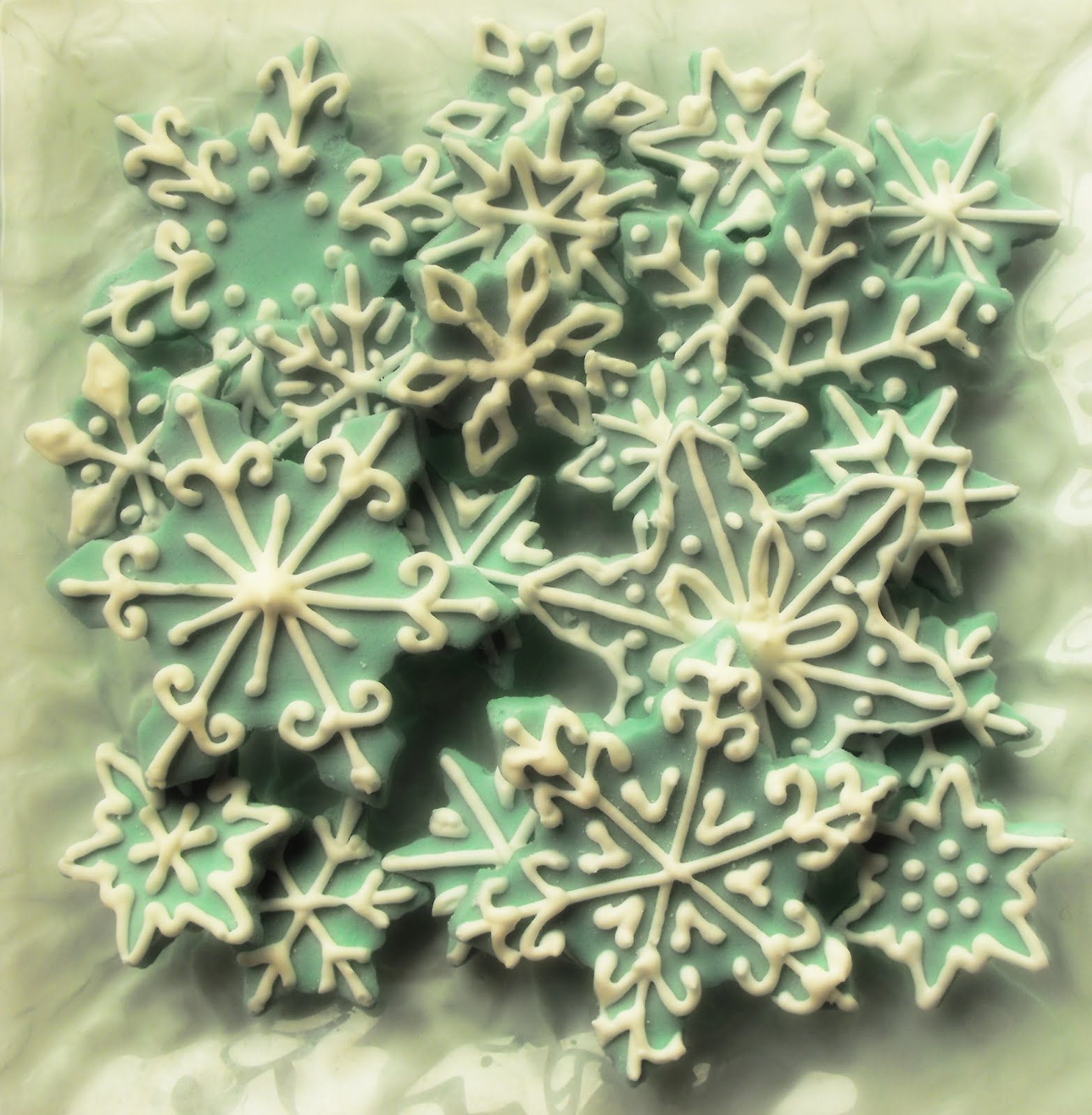 Happy Ramblings: A flurry of decorated sugar snowflakes