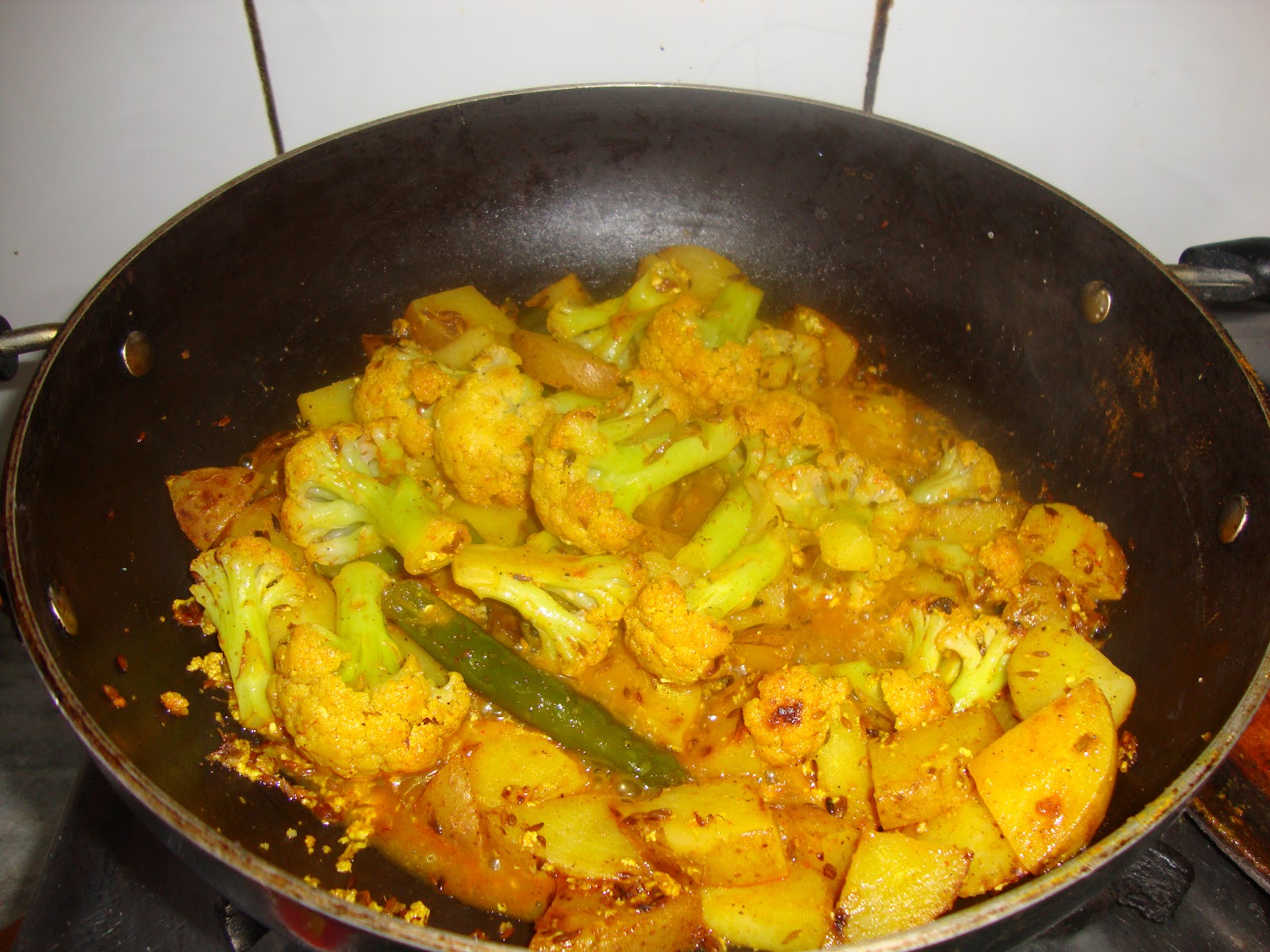 Cooking Delights: Adraki aloo gobhi (Gingery potato cauliflower)