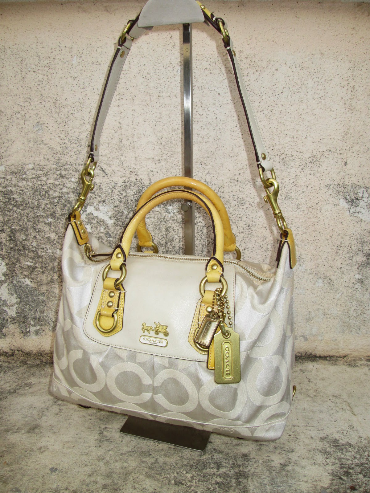 d0rayakEEbaG: Authentic Coach Signature Shoulder/Handbag(SOLD)