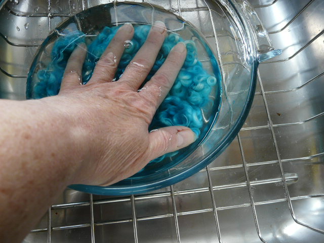 Adventures in Thread: Tutorial: Dyeing with food colouring in the microwave