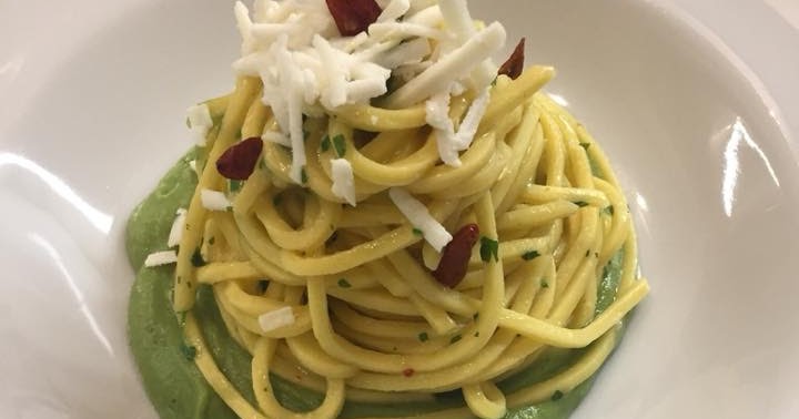 Spaghetti freschi alla chitarra “aglio e olio” su crema di broccolo ...