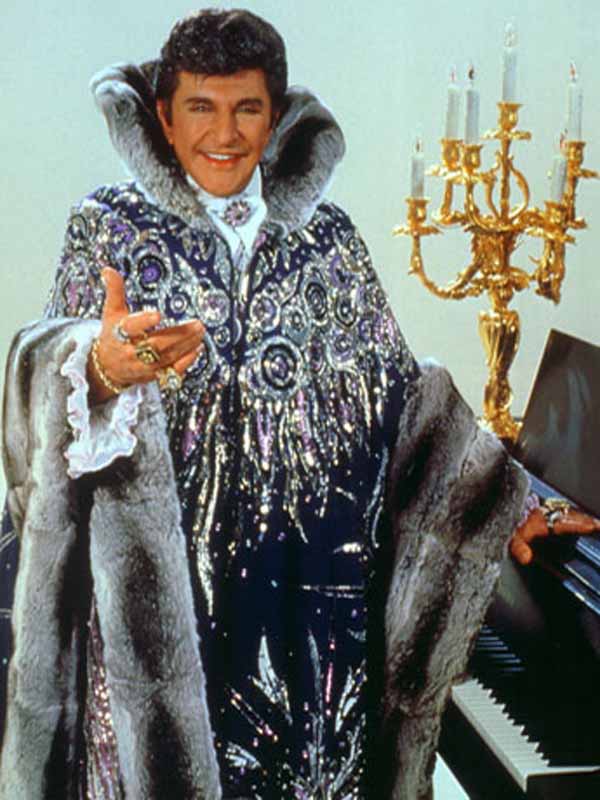 Liberace's many high-priced stage costumes. | Filmsterren, Beroemdheden ...