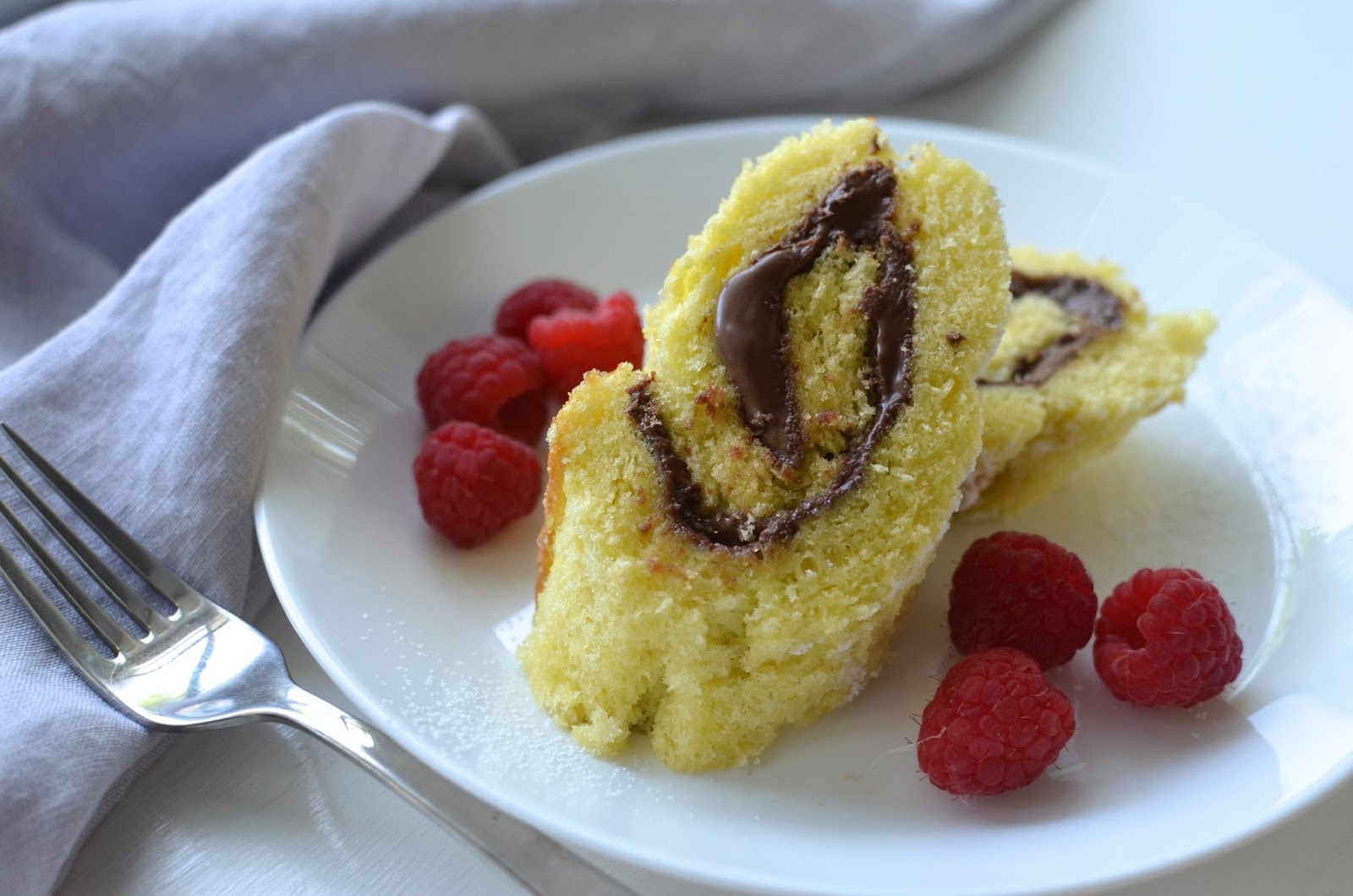Playing with Flour: Mini roll cake with Nutella filling