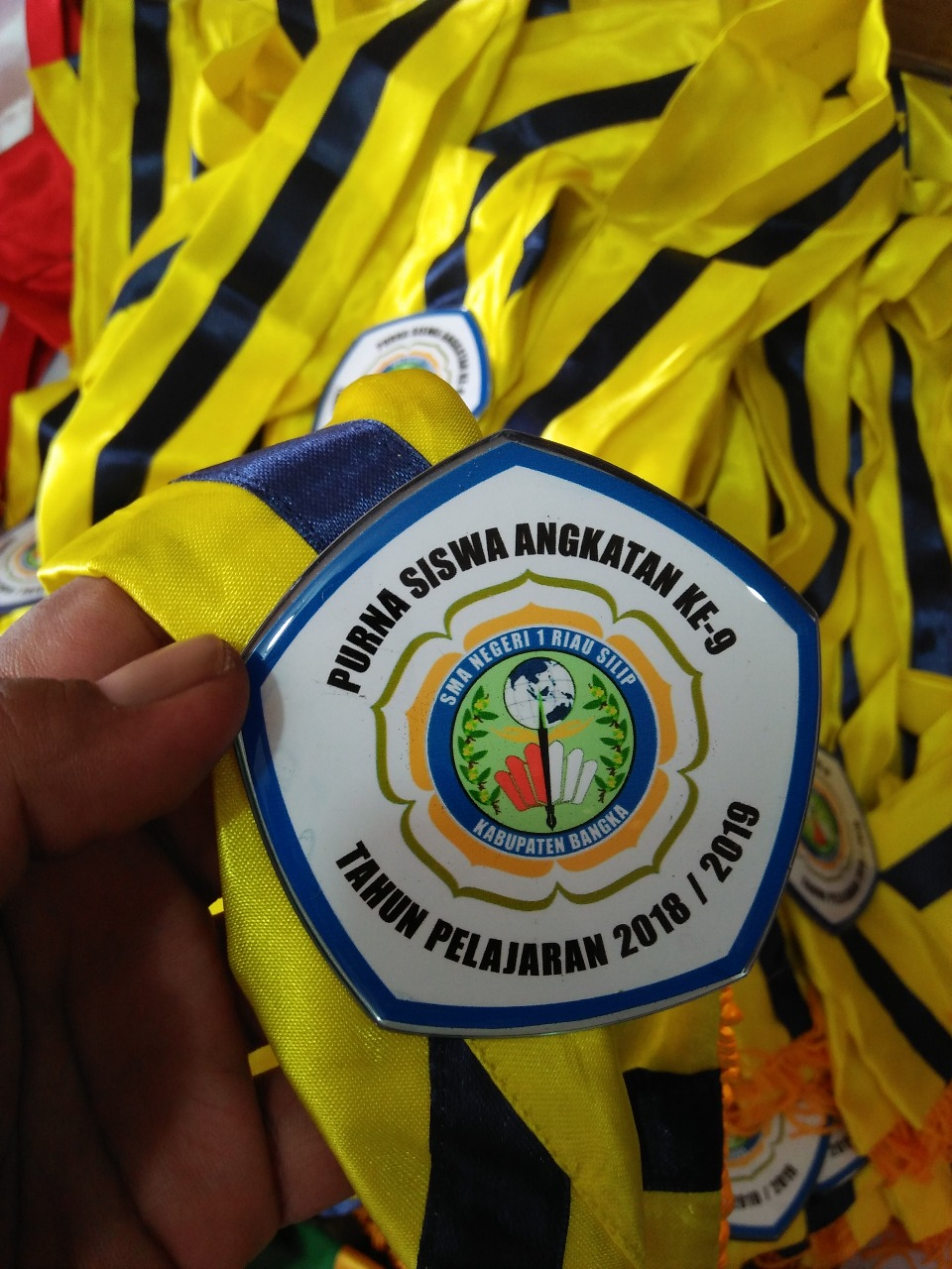 MEDALI WISUDA SMA NEGERI 1 RIAU SILIP - KIREINA MEDIA