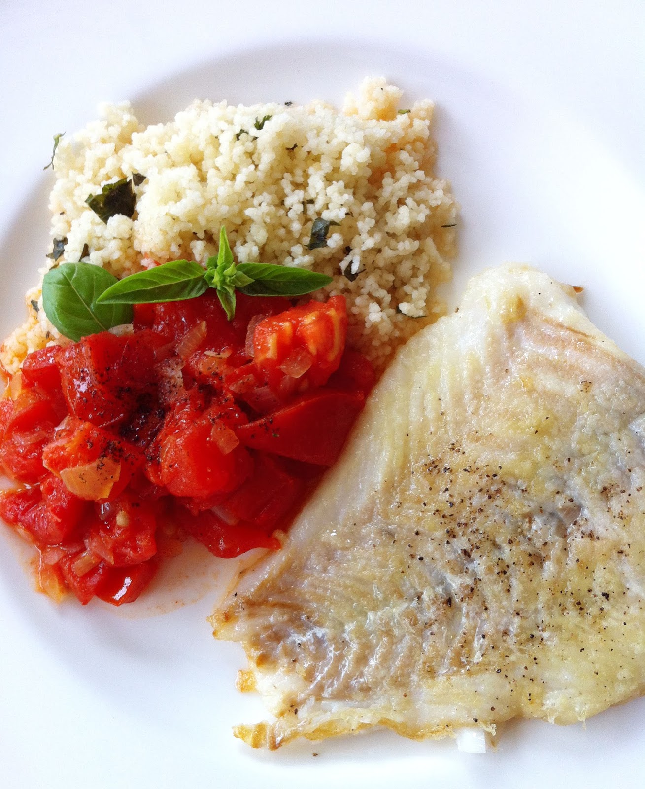 CUISINER BIEN : Basilikum-Couscous mit Vanille-Tomaten und Fisch