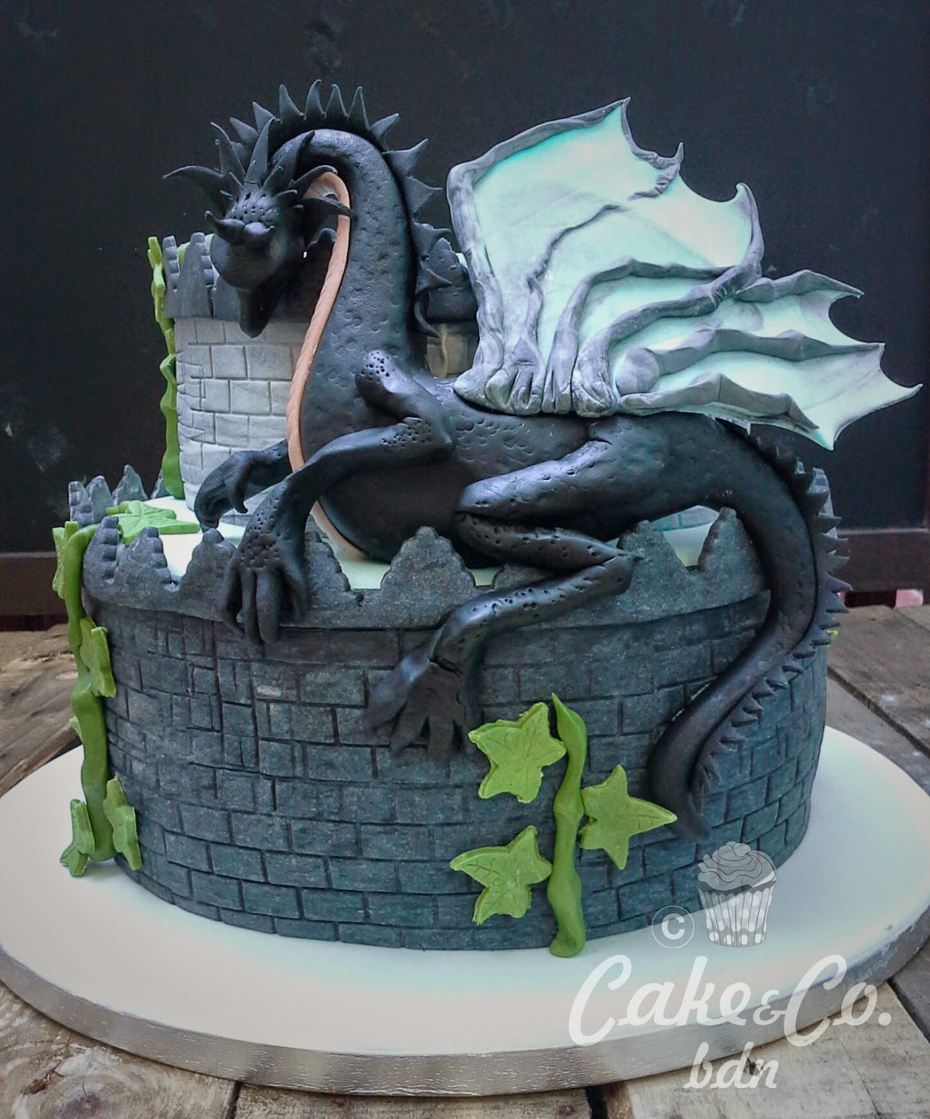Cake & Co Badalona: TARTA FONDANT CON MODELADO DE DRAGÓN