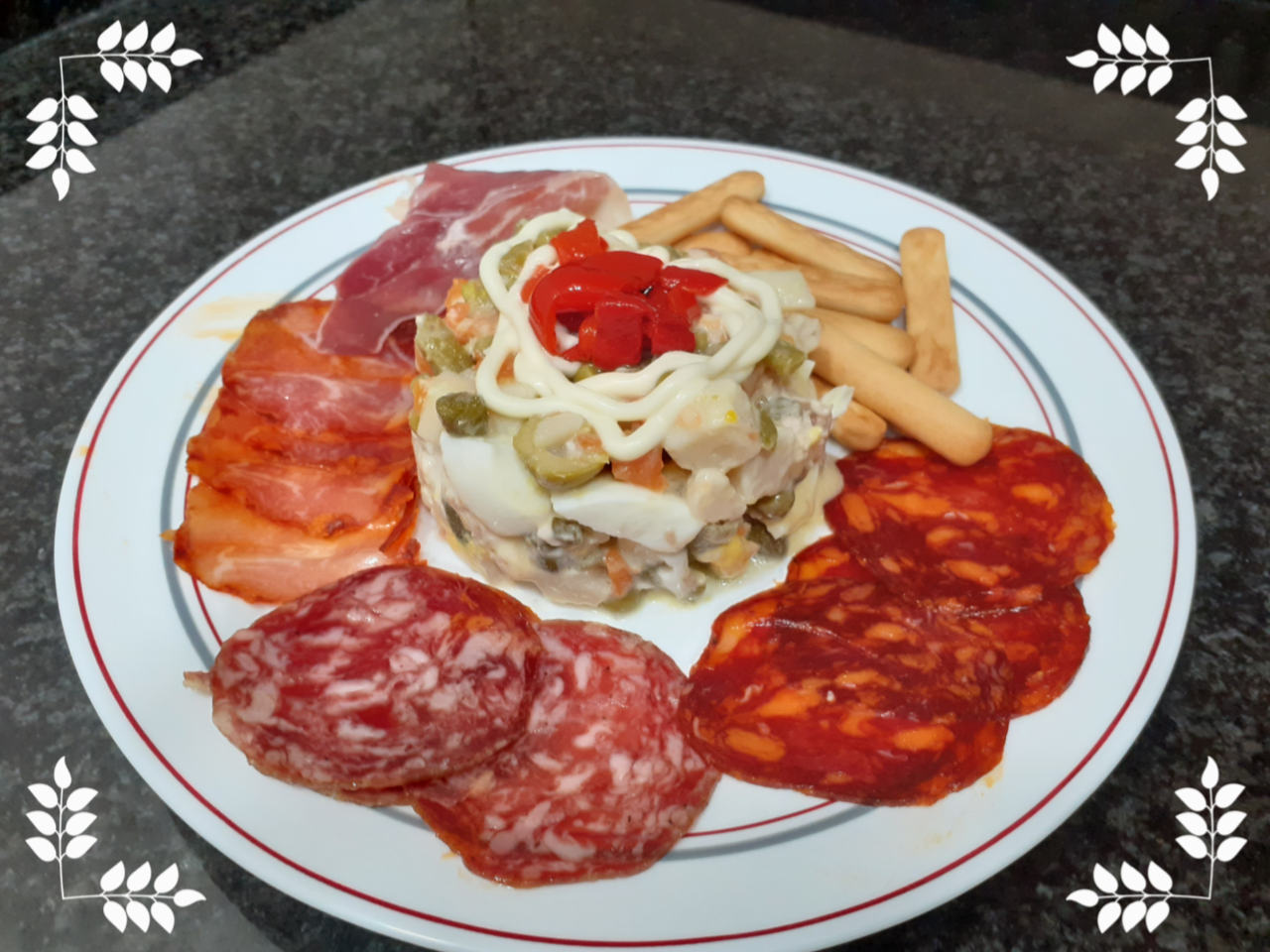 ENTREMESES VARIADOS CON ENSALADILLA CON GAMBAS Y SALMÓN