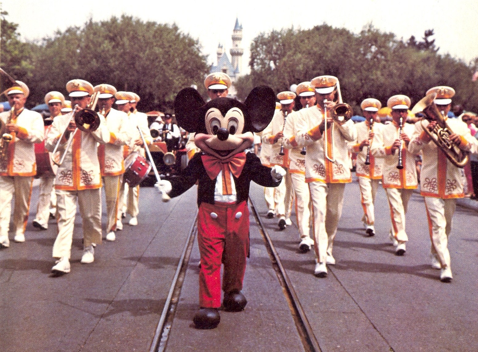 Meet The World: August 1973 - Disneyland 's New Sights & Bright Lights!