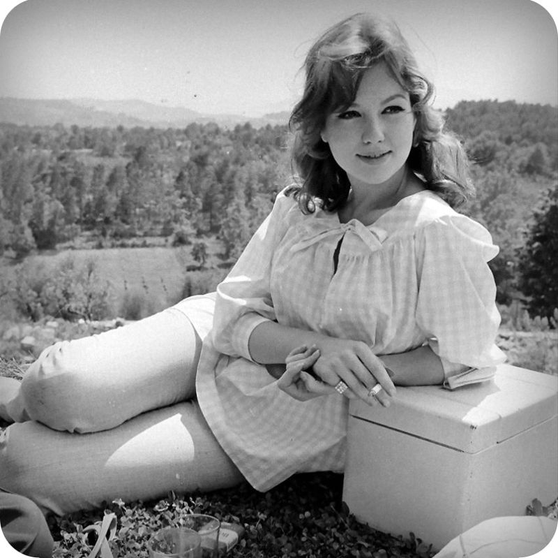 44 Glamorous Photos of Smoking Beauties From the 1930s and 1960s ...