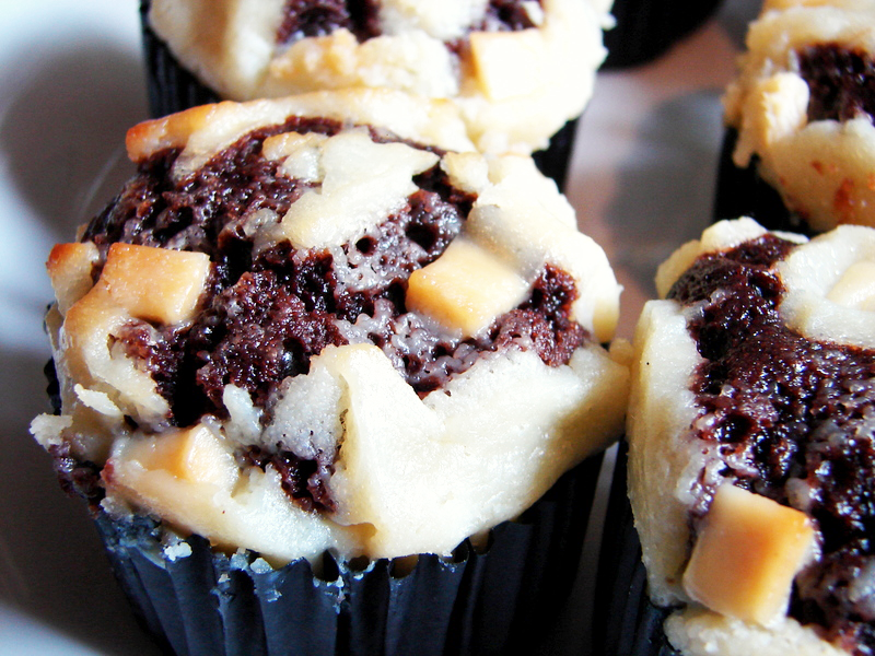 Chocolate Cheesecake Cupcakes Recipe (From Hanny's Bakery) | Pretty and ...