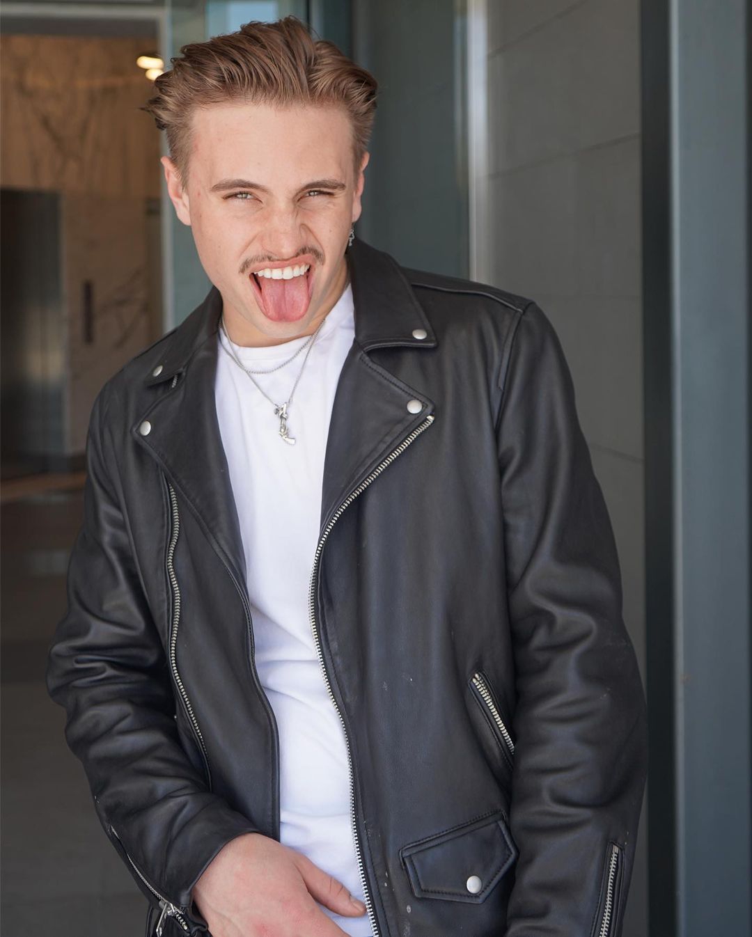 Actor Daniel Mickelson Bio, Age, Wife, Wife, Instagram, Net Worth ...