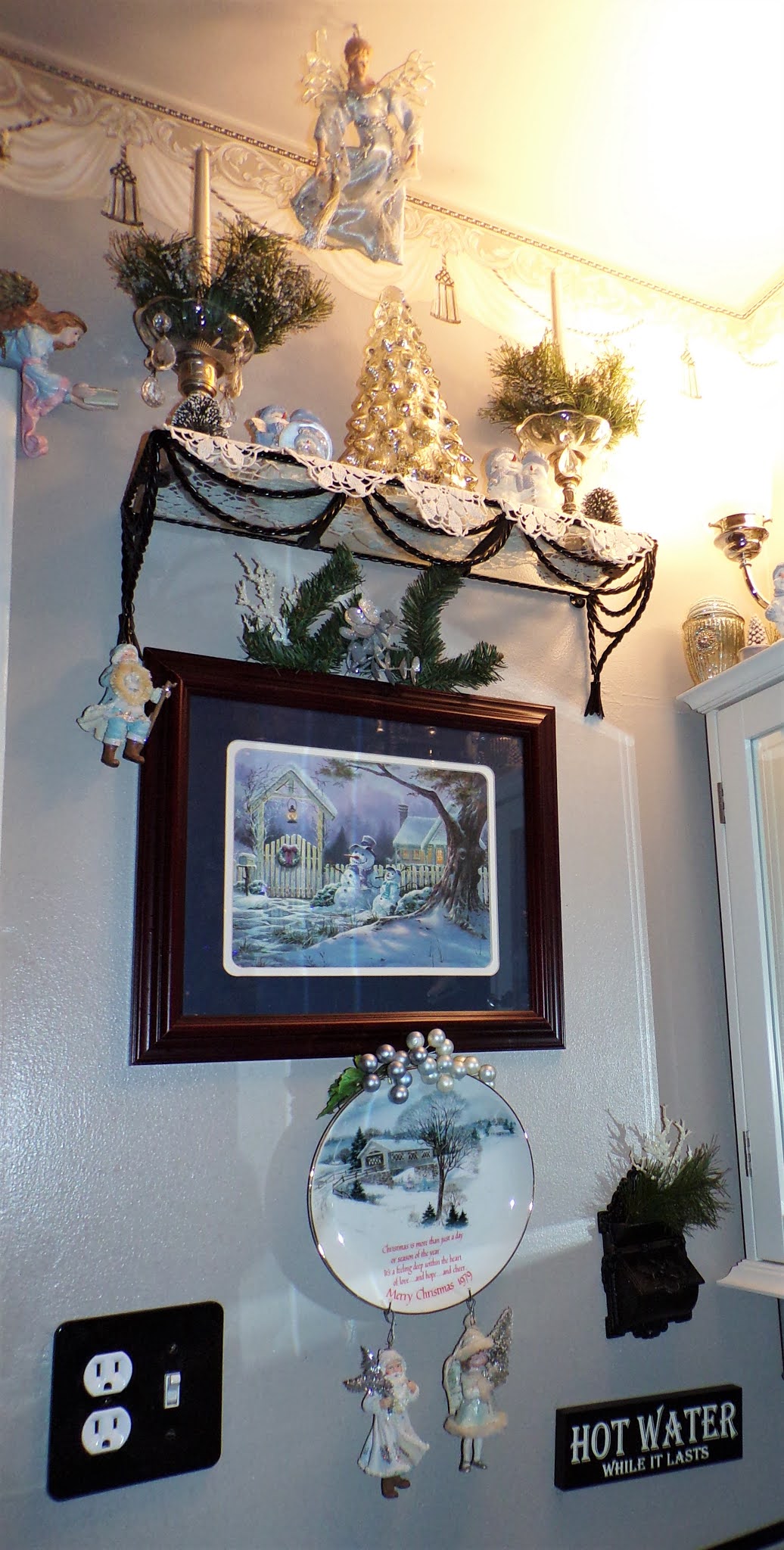 A DEBBIE-DABBLE CHRISTMAS: A Blue, Blue Christmas Powder Room