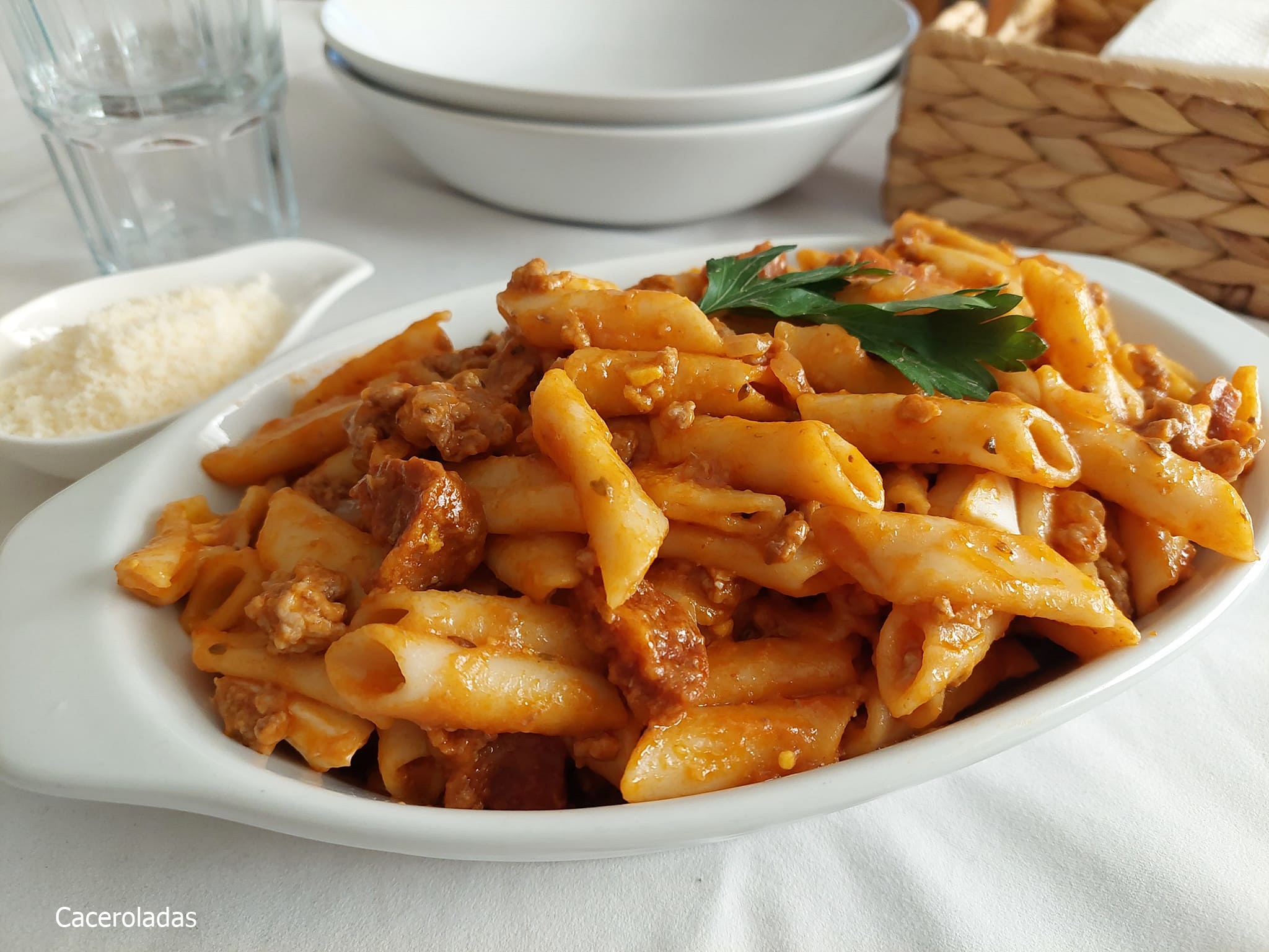 Macarrones con carne picada y chorizo - Receta tradicional | Caceroladas