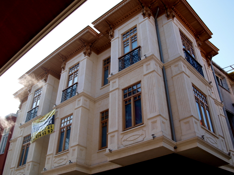 ΚΩΝΣΤΑΝΤΙΝΟΥΠΟΛΗ: ΜΙΑ ΒΟΛΤΑ ΣΤΗ ΠΑΝΕΜOΡΦΗ ΓΕΙΤΟΝΙΑ ΤΟΥ ''ΒALAT''.