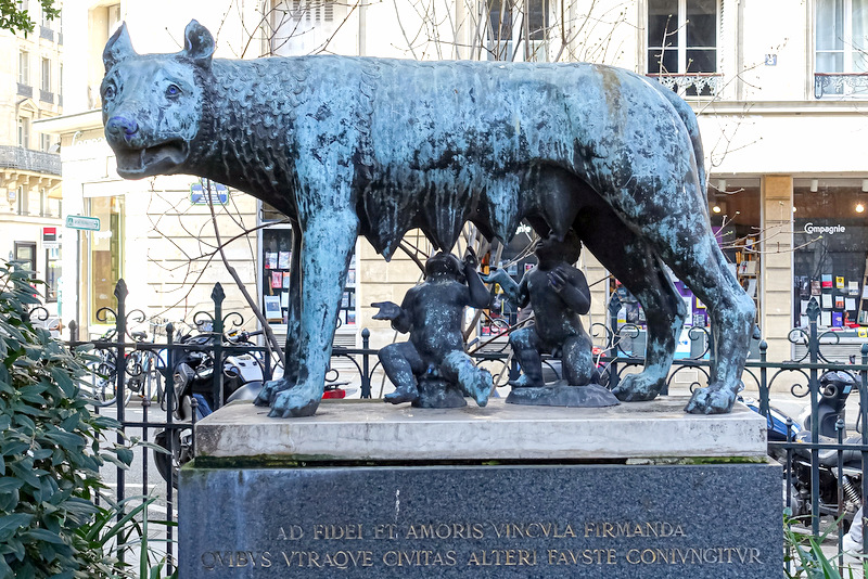 Paris : Louve Capitoline du Quartier Latin, symbole du jumelage ...