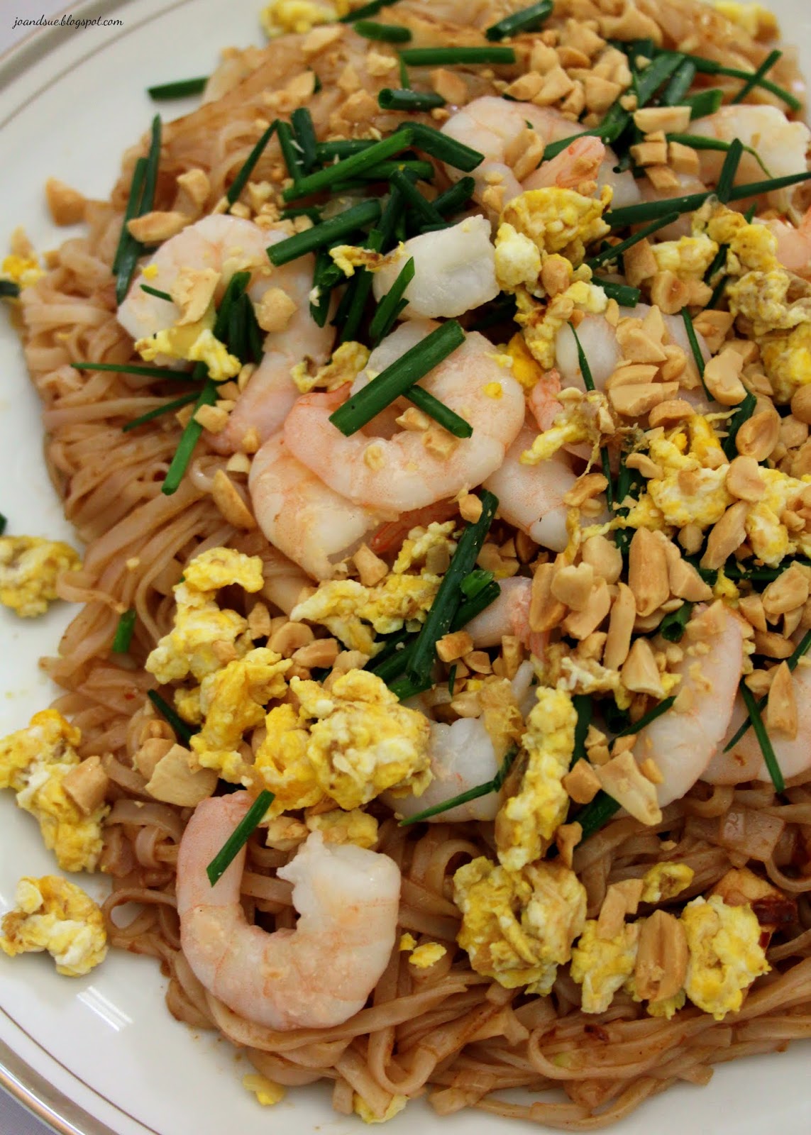 Jo and Sue: Phad Thai Goong Sod (Fried Rice Noodles with Prawns)