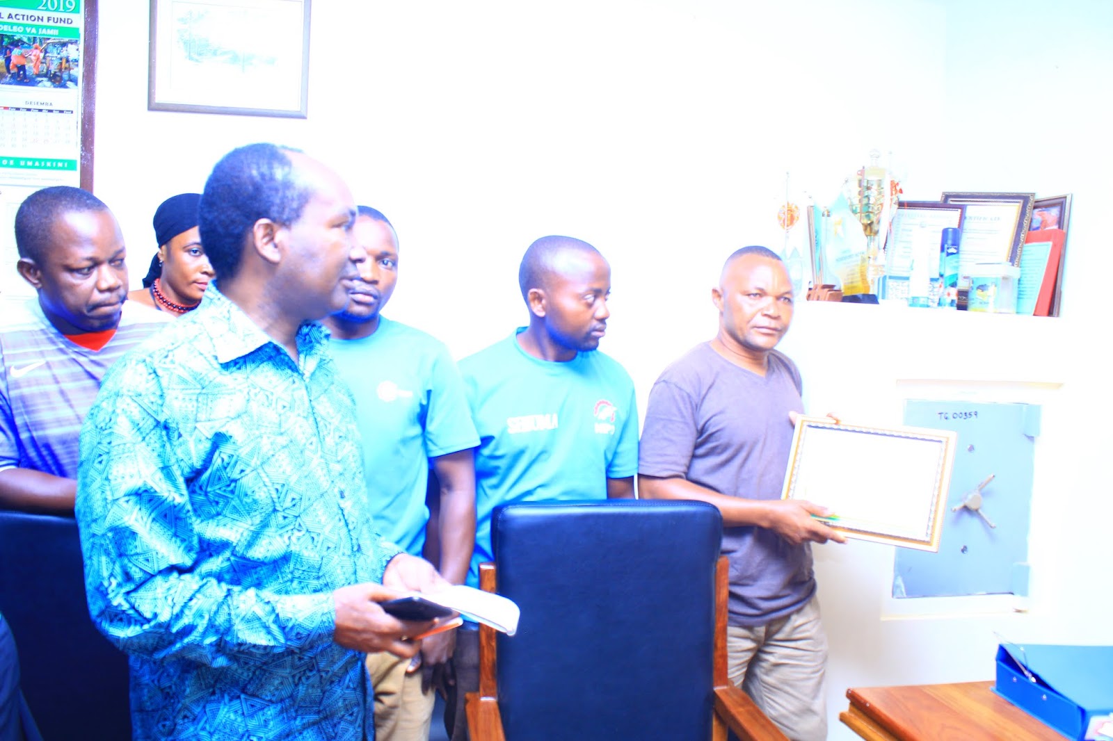 Picha mbali mbali zikionesha matukio ya hafla fupi ya Mkurugenzi wa ...