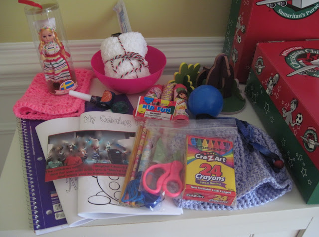 Simply Shoeboxes: Kid's shoebox packing party for Operation Christmas Child