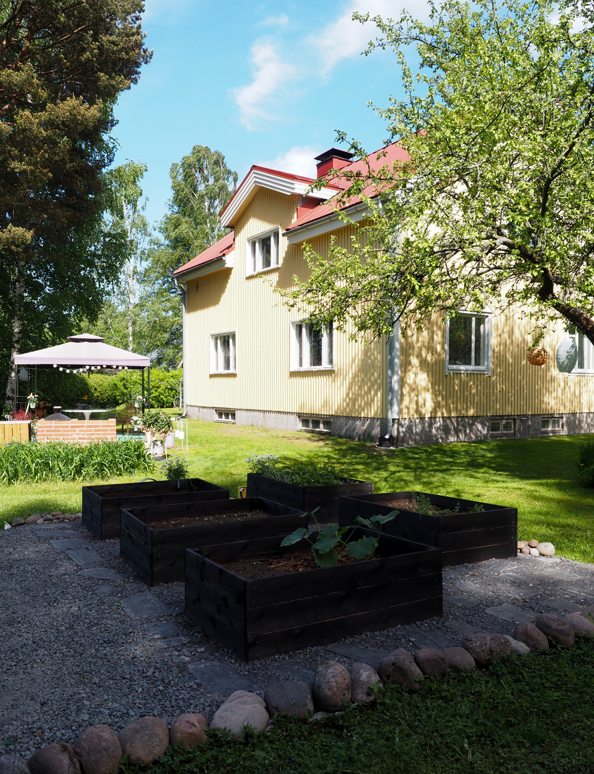 DIY - Kasvimaa viljelylaatikoihin — Keltainen kahvipannu