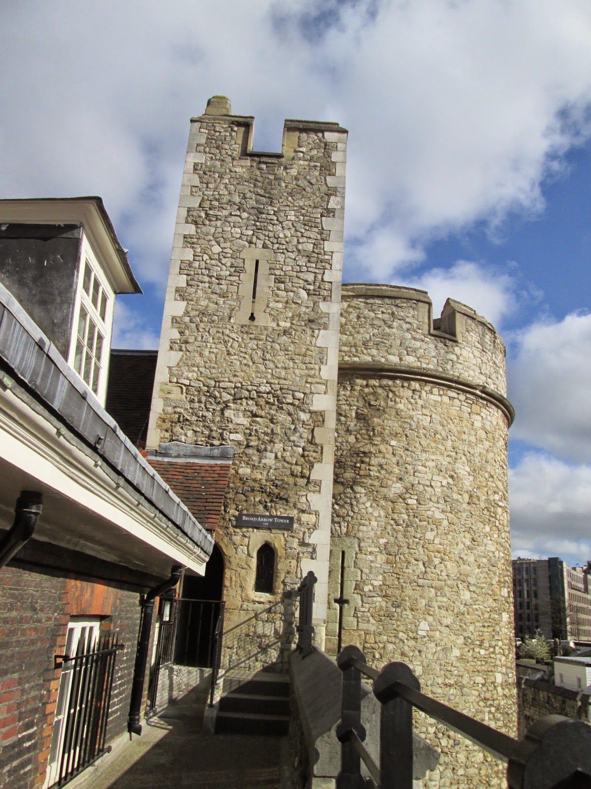 TRAS LAS HUELLAS DE HERÓDOTO. . . : THE TOWER OF LONDON