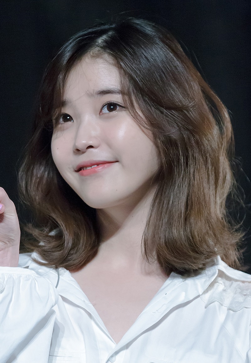 IU small theater concert photo paparazzi. - All of Kpop STarz