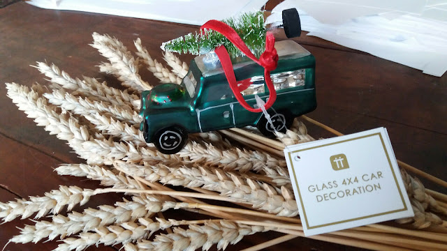 Landrover Defender: LANDROVER 110 DEFENDER WITH CHRISTMAS TREE ON TOP ...