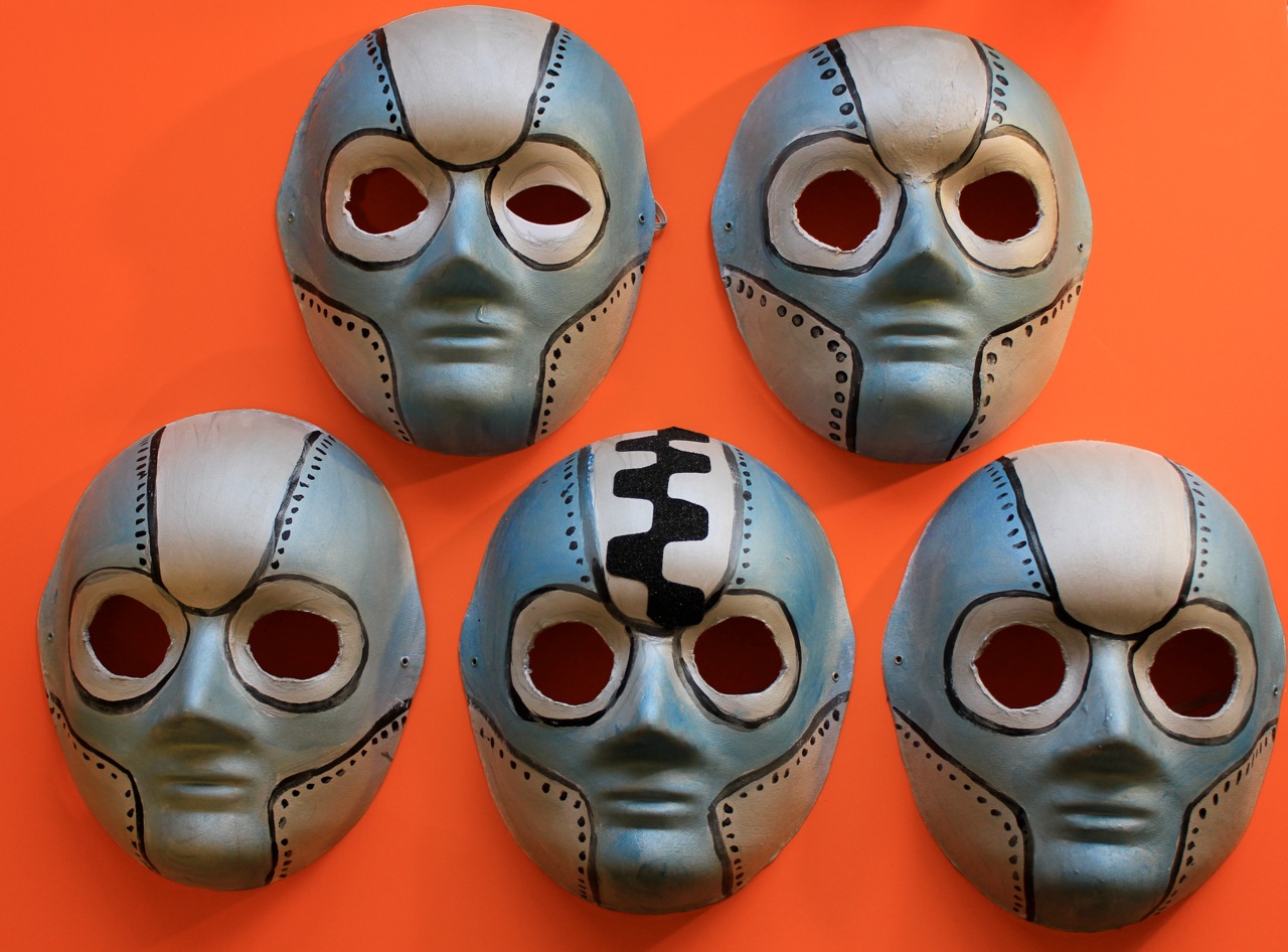 Elle and Lou: How to make a Robot Mask