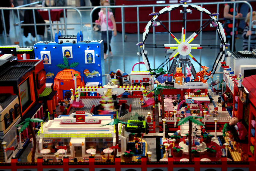 Fruitless Pursuits: Report: Giant Lego Fan Display!