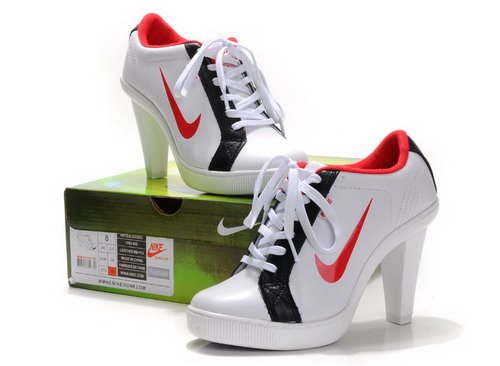 Highlight Style: TENIS CON TACÓN NIKE
