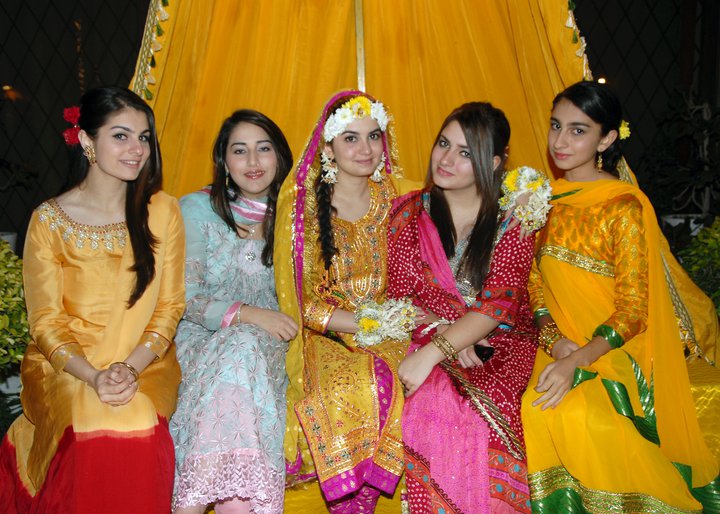 Picture: Beautiful desi girls mehndi and shadi dance