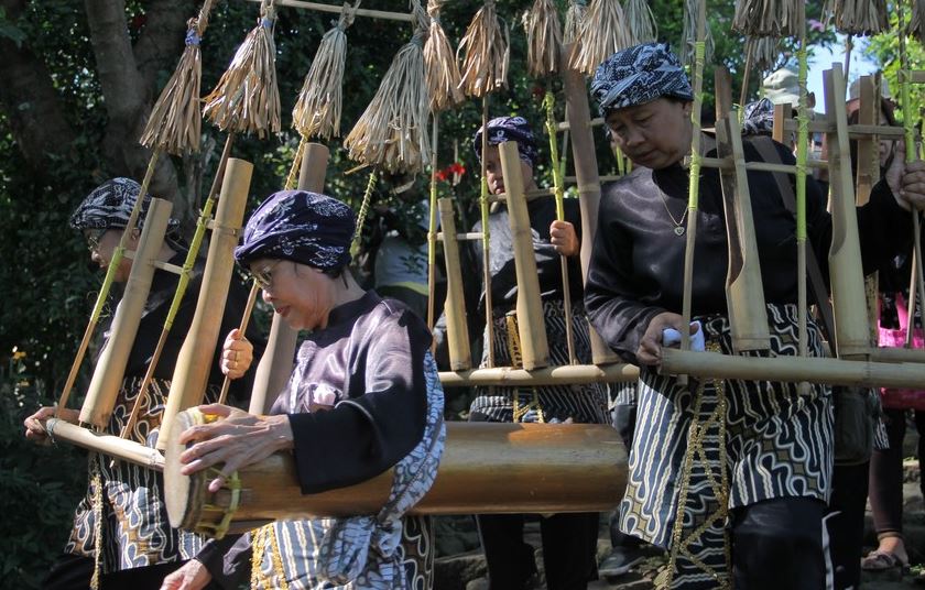 Alat Musik Angklung Berasal dari Daerah Mana? dan Berikut Penjelasannya! - Mediasiana.com ...