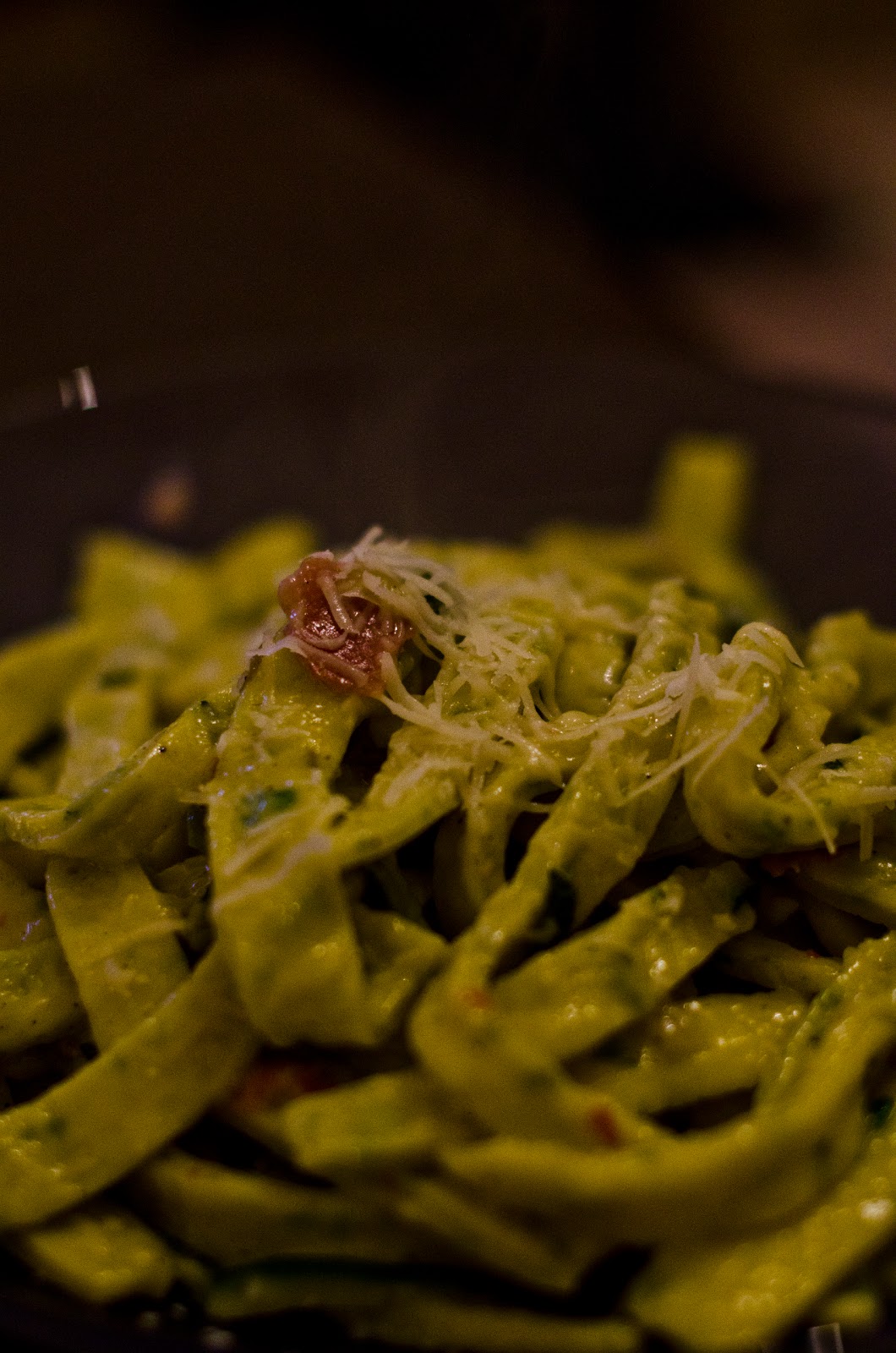 La grande abbuffata: Stracci di pasta alle erbe con prosciutto e zucchine