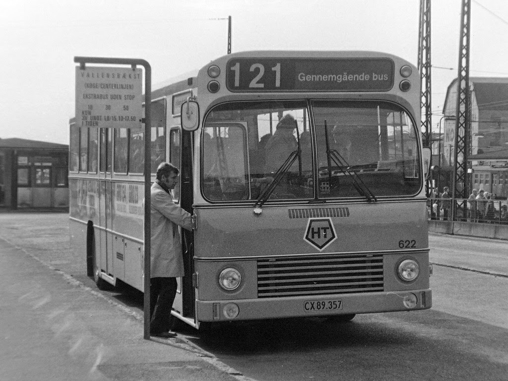 Valby og København, før og nu: De røde DSB busser ved Valby Station ...