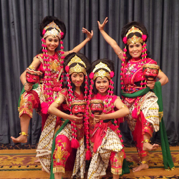 " SANGGAR NUSANTARA DOT COM " | Jakarta: Sewa baju tari topeng tari ...