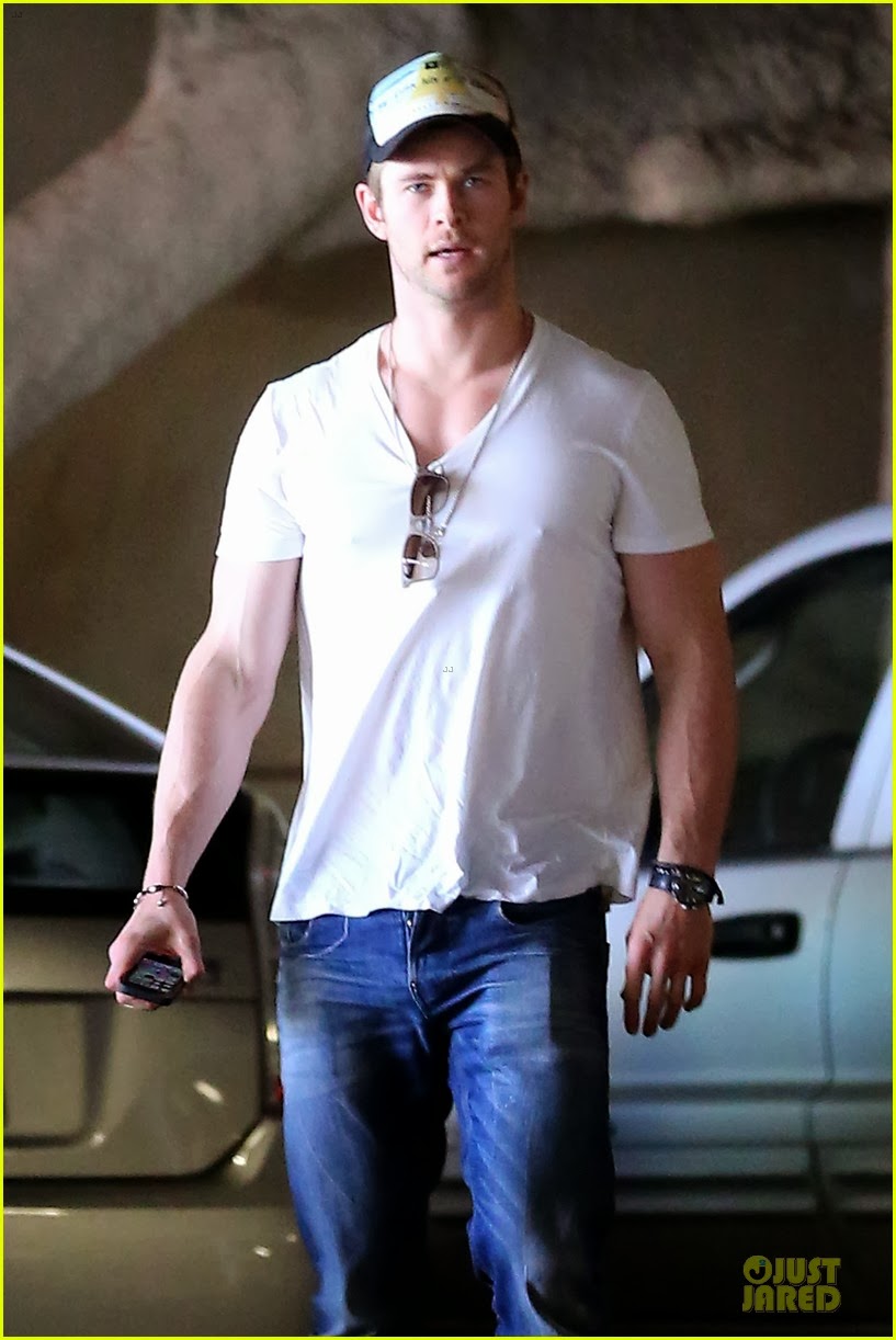 Celeb Diary: Chris Hemsworth at Bed, Bath and Beyond in Santa Monica